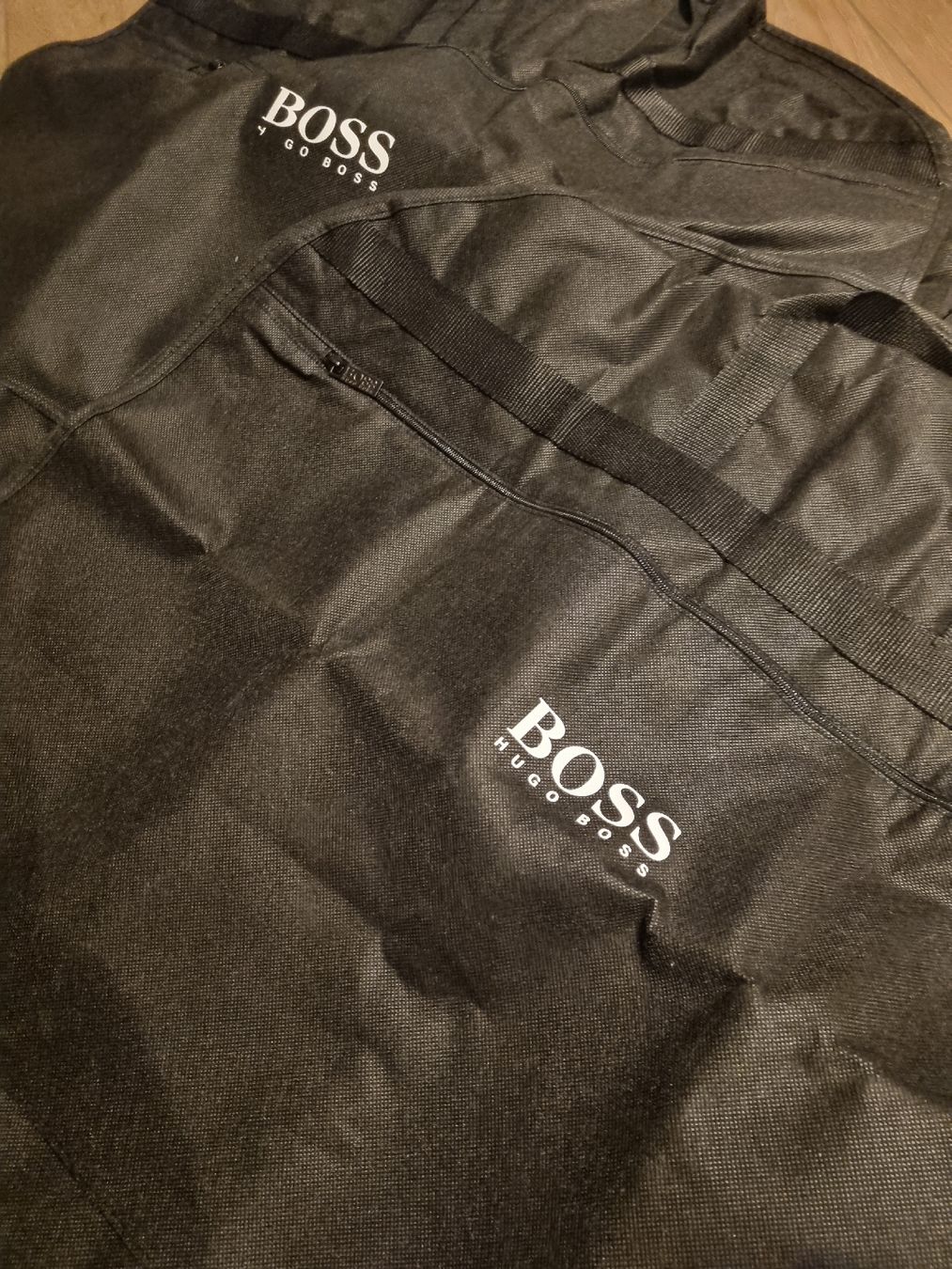 Deux housses à vêtements et costumes Hugo Boss- parfait état (Gebraucht ...