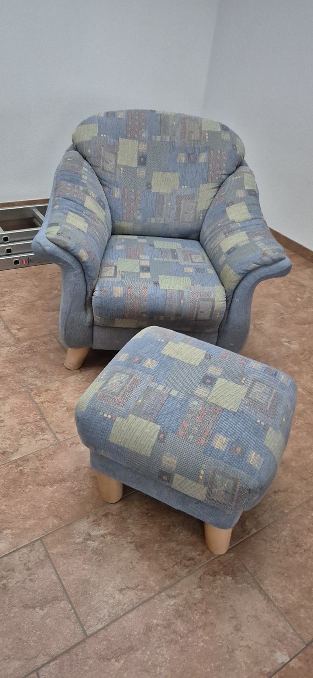 Gemütlicher Sessel mit Hocker - Ideal für Dein Zuhause! (Gebraucht) in ...