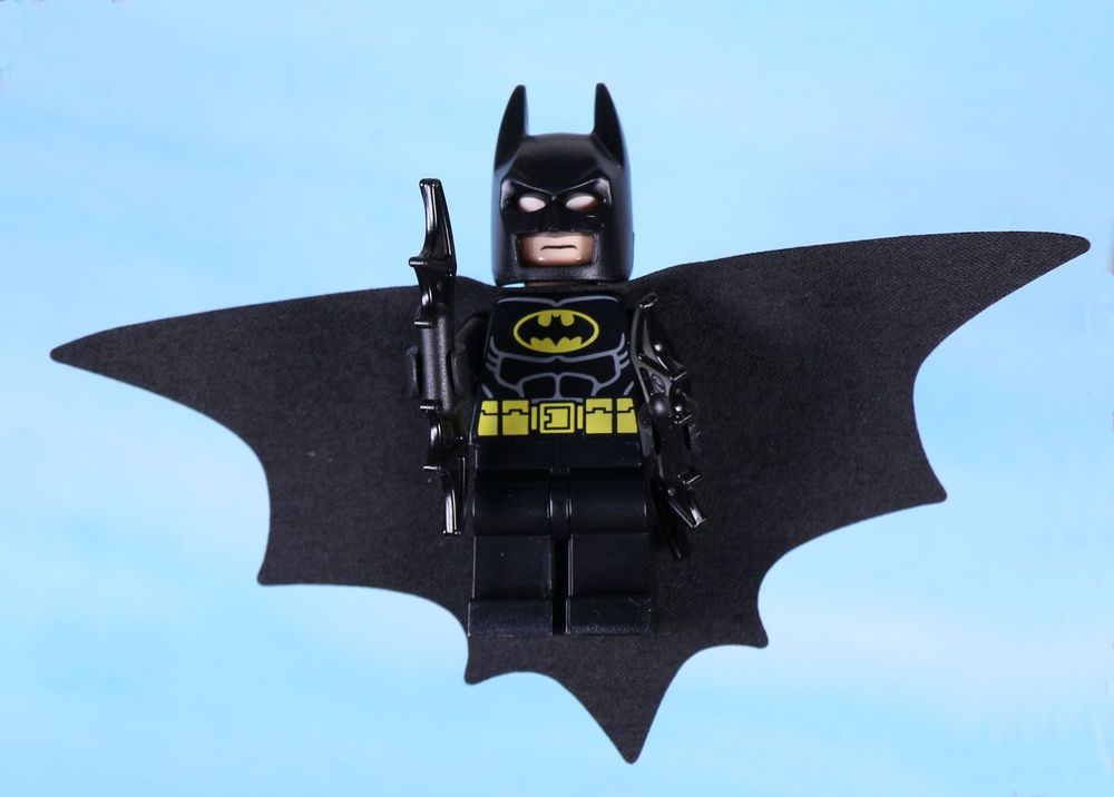 LEGO Batman - Black Suit with Yellow Belt and Crest | Kaufen auf Ricardo