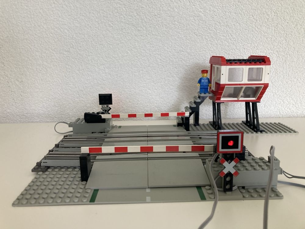 Lego Train 12V 7866 Remote Controlled Road Crossing! (Gebraucht) in Bad ...