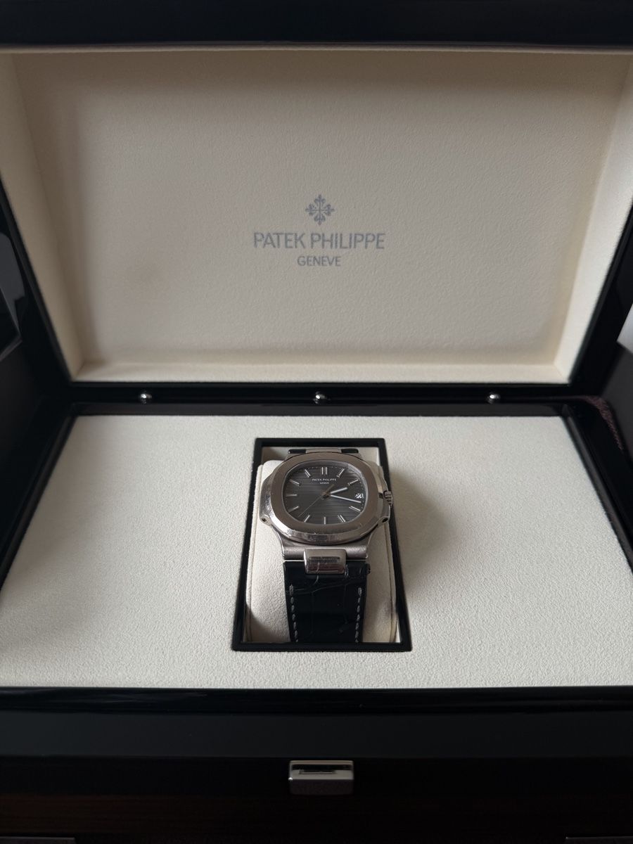 Patek Philippe Nautilus 5711G – White Gold – Full Set – 2008 (D ...