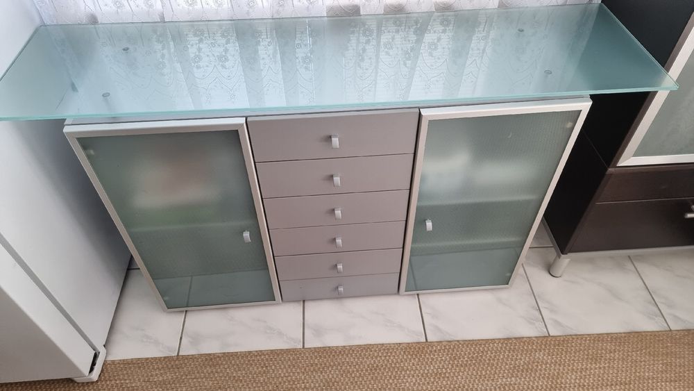 Sideboard mit Metall-/Glastüren lichtgrau (Gebraucht) in Ellikon an der Thur für CHF 32 – nur ...