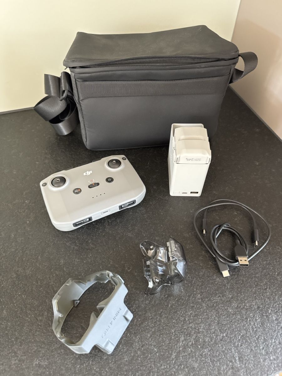 DJI Mini 4 Pro Akkus + Ladestation & RC-N3 Remote Controller (Neuf ...