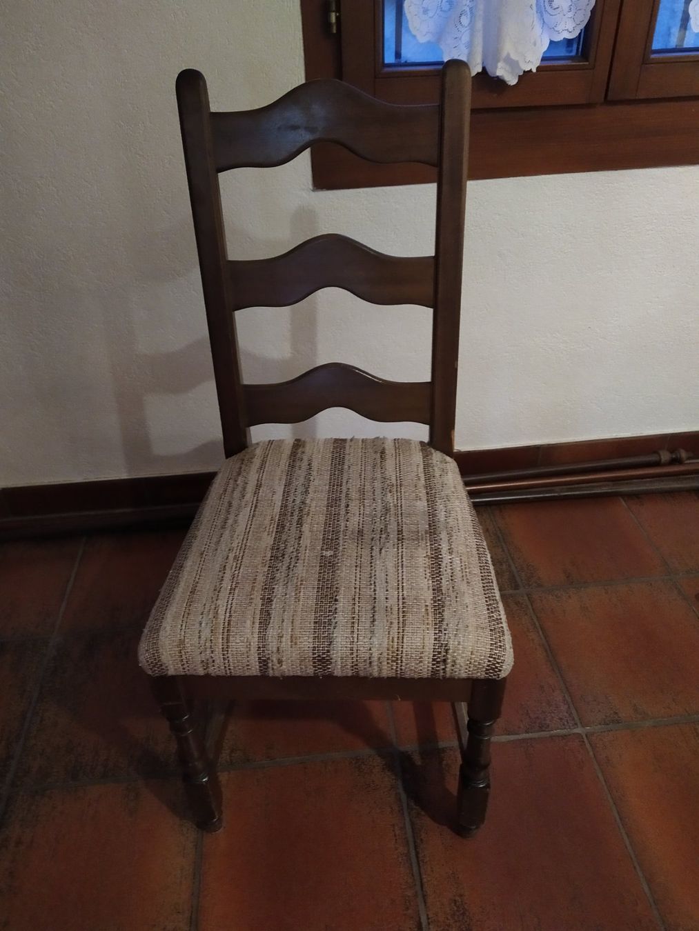 Eckbank Nussbaum massiv mit ausziehbarem Tisch und 4 Stühle (Gebraucht ...