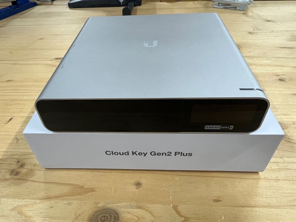 Ubiquiti UniFi Cloud Key Plus Gen 2 inkl. Rackmountkit (Gebraucht) in ...