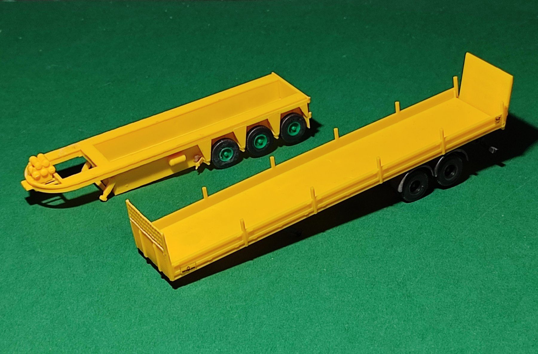 2x gelbe LKW Anhänger Kibri Lot 1:87 (Gebraucht) in Wiebelskirchen für ...