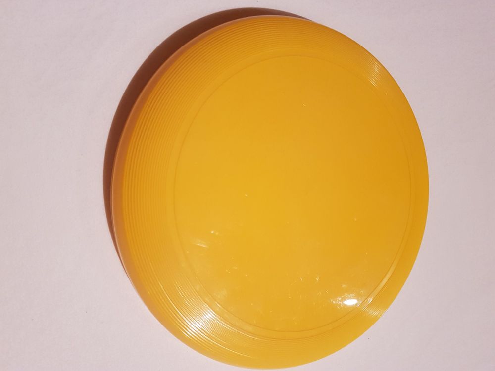 Plain bright yellow frisbee disc (Gebraucht) in Turbenthal für CHF 1.7 ...