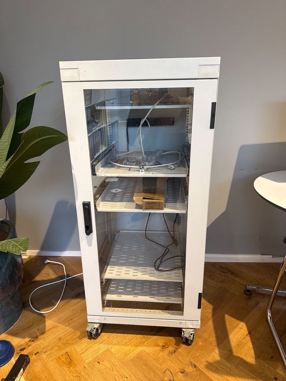 Rack Serverschrank uf Rollen mit Belüftung (Gebraucht) in Dietlikon für ...