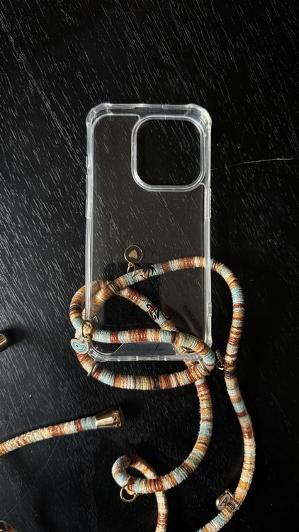 iPhone 15 Pro Phone Case mit Band und Charms (Gebraucht) in Zürich für ...