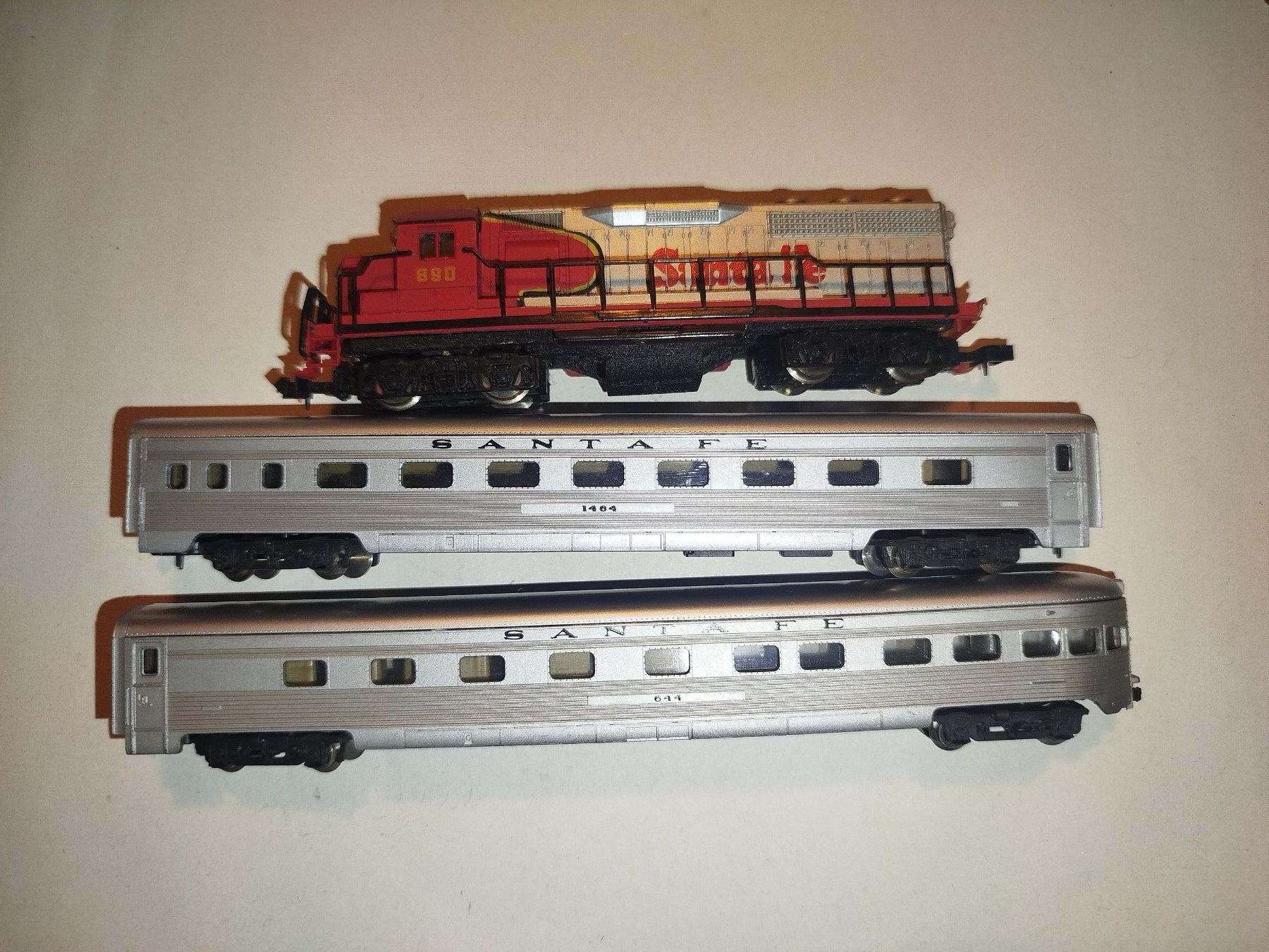 Modelleisenbahn Lokomotive und 2 Wagen Santa Fe, Spur N (Gebraucht) in ...