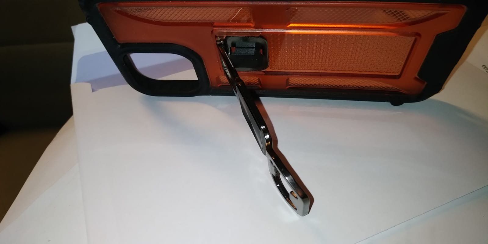 Coque iPhone 13 Pro Max, orange et noir Décapsuleur (D'occasion) à ...