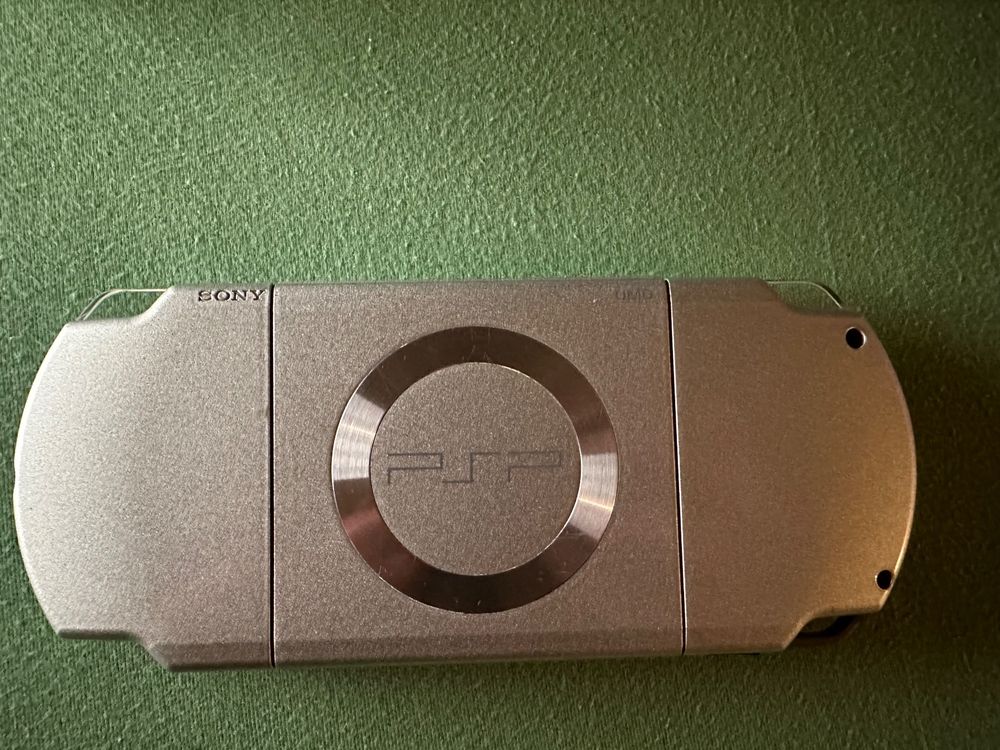 PSP SLIM 2004 - Wie NEU - inkl. Spiel | Kaufen auf Ricardo