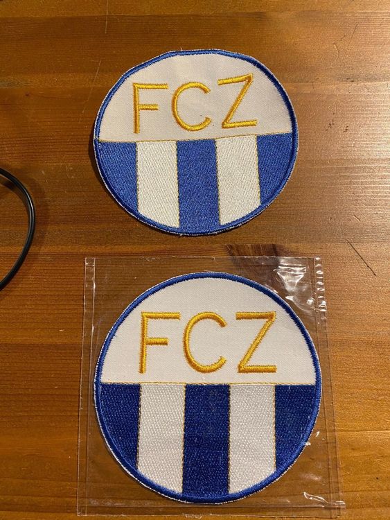 Zwei (2) FCZ Stoffabzeichen, Logo FCZ (Neu (gemäss Beschreibung)) in ...