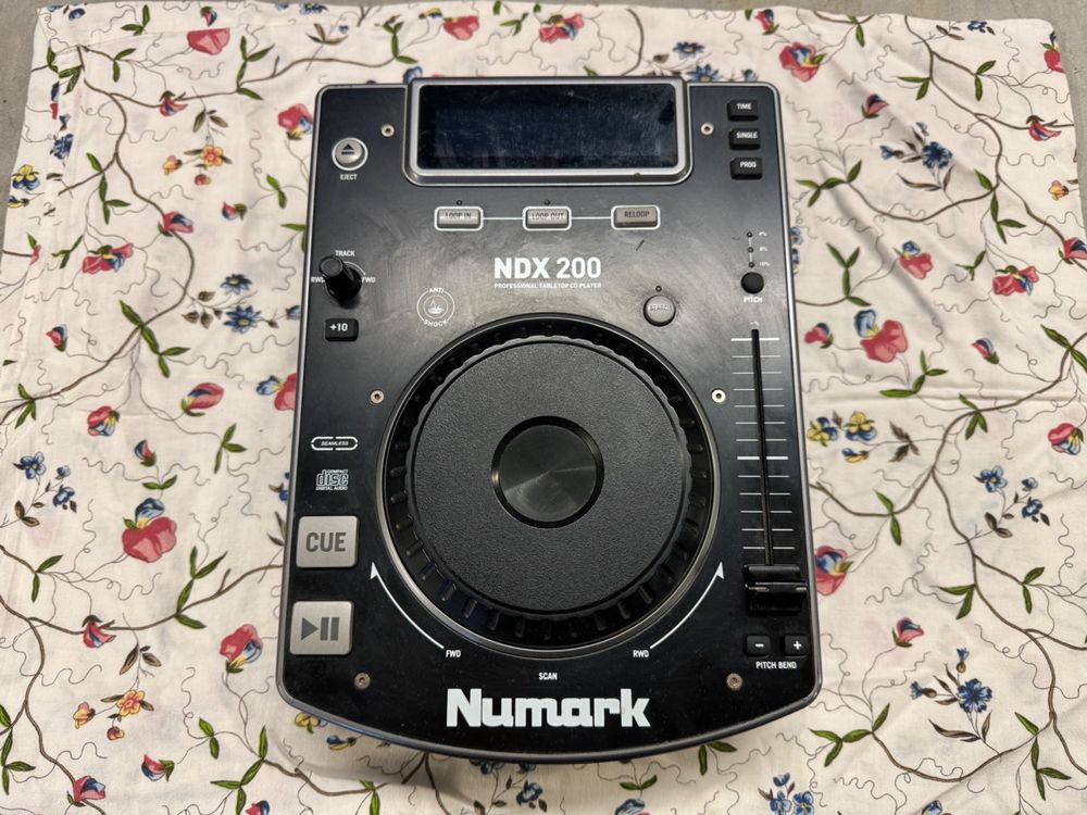 Der Numark NDX200 ist ein Tabletop CD Player (Gebraucht) in Steffisburg ...