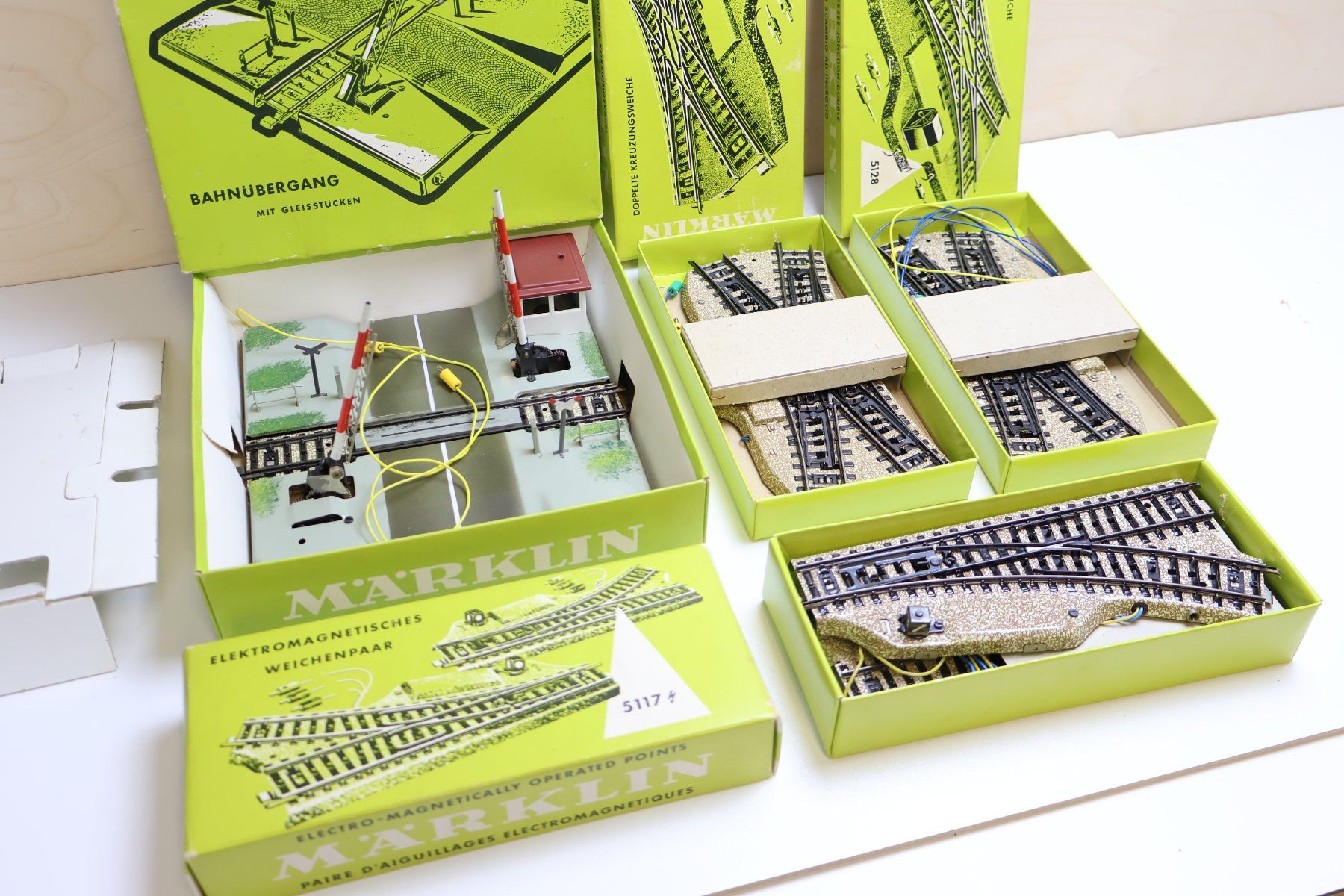 Märklin 4 x Elektro Weichen H0 + Bahnübergang 7192 - Top (Gebraucht) in ...