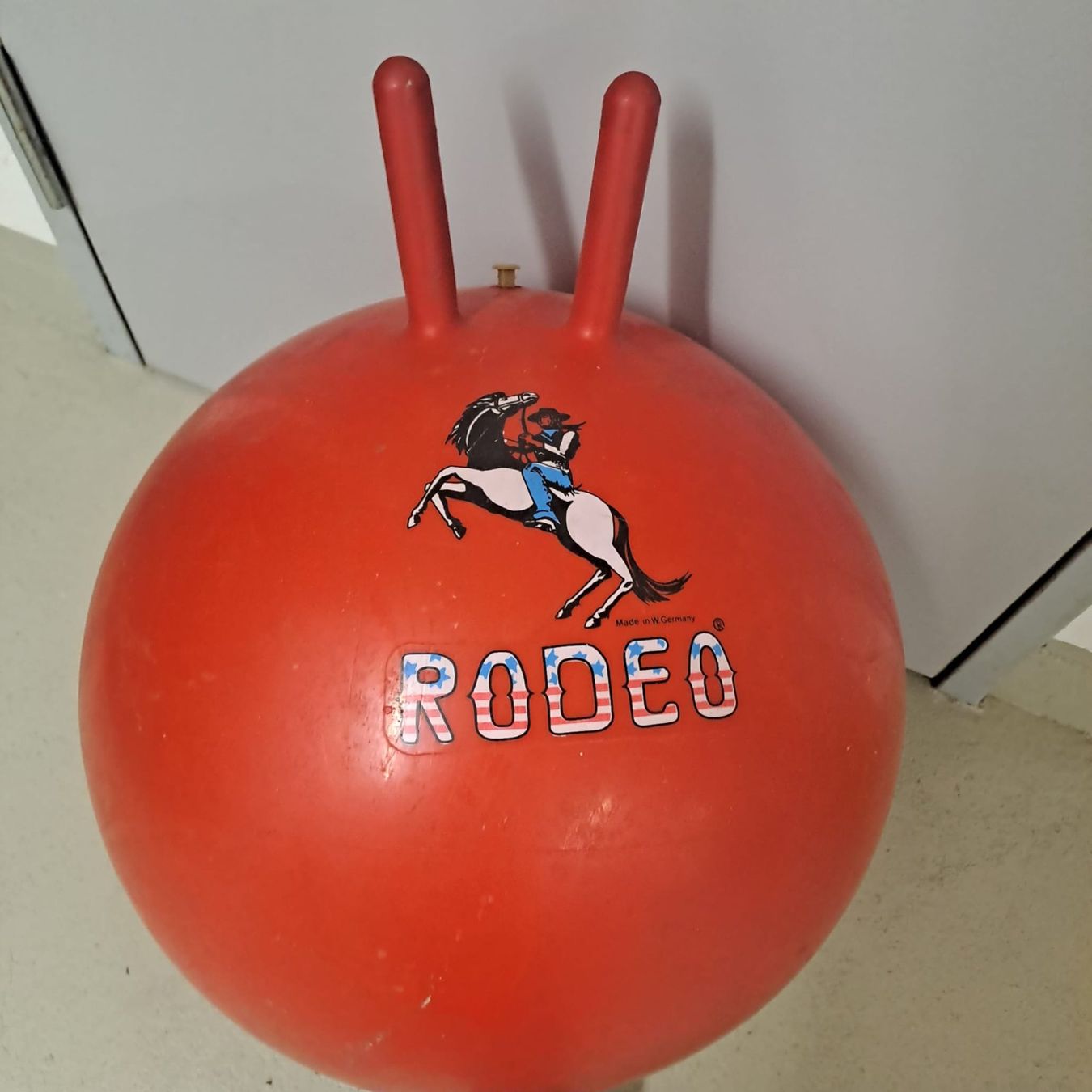 Roter Hüpfball "Rodeo" - Ein Klassiker für Kinder! (Gebraucht) in ...