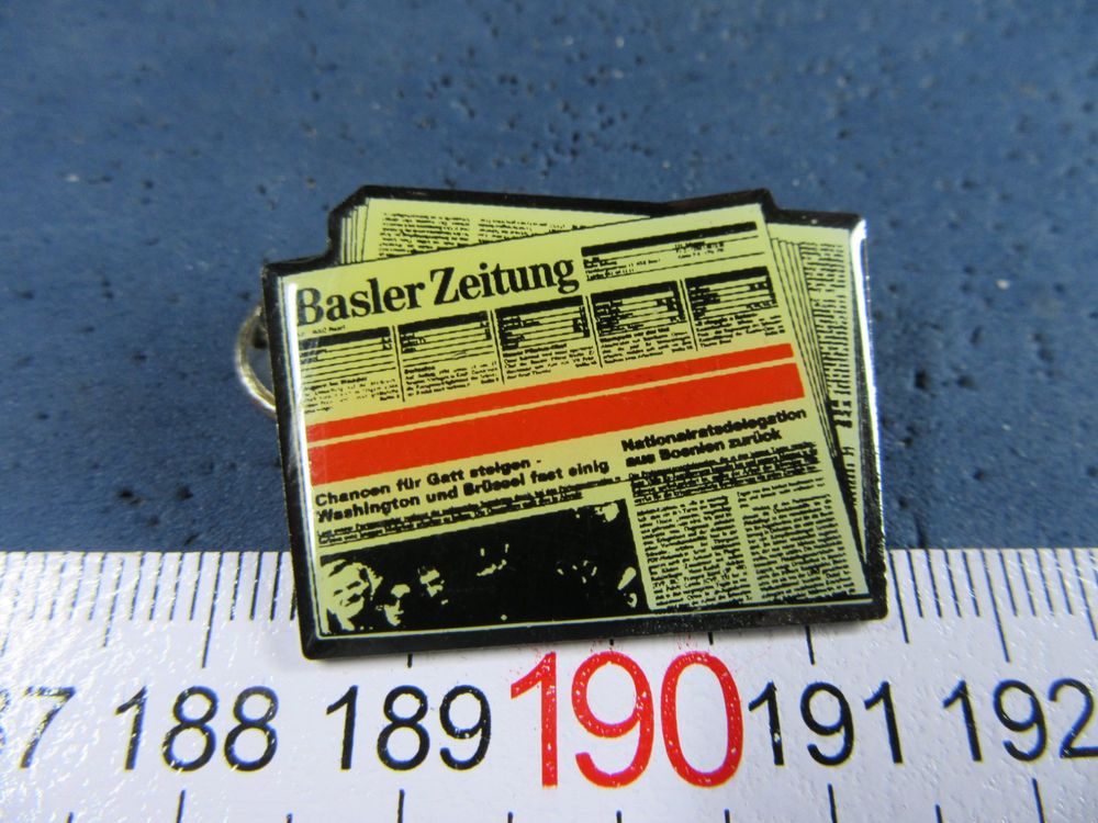 BASLER ZEITUNG PIN (Gebraucht) in Ettingen für CHF 0.95 – mit Lieferung auf Ricardo kaufen