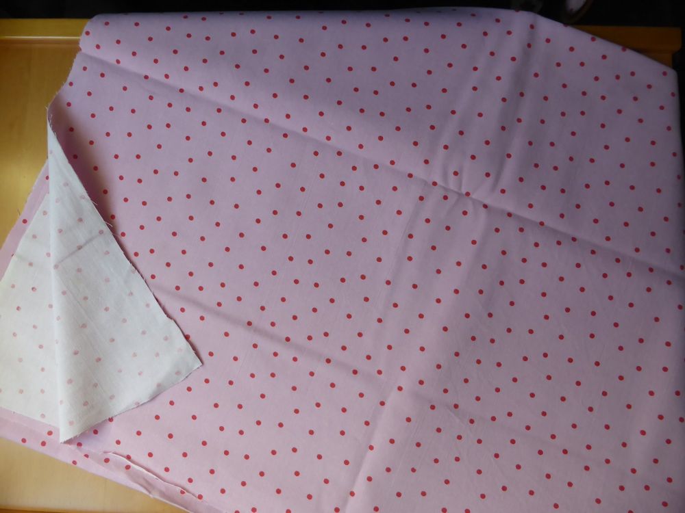 Patchwork - rote Punkte / Dots auf rosa 52 x 65 cm (Gebraucht) in Brunnadern für CHF 2.5 – mit ...