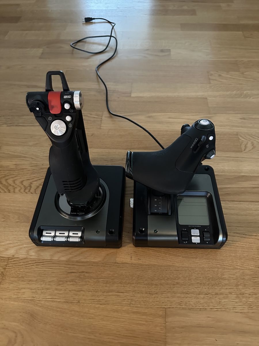 Saitek X52 Flight Control System PC (Joystick + Throttle) (Neu (gemäss ...