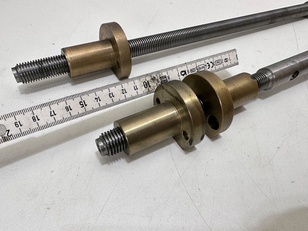 2 x Spindel plus Spindelmutter (Gebraucht) in Boswil für CHF 50 – mit Lieferung auf Ricardo kaufen