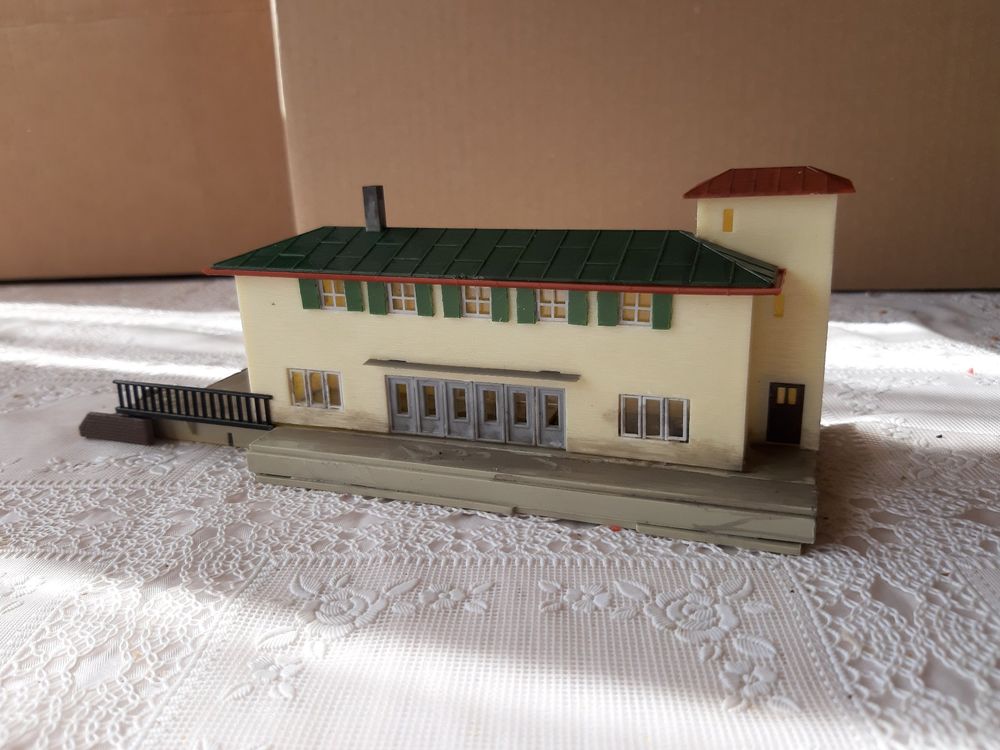 Faller mittelgrosser Bahnhof im modernen Stil N (Gebraucht) in Bibern ...