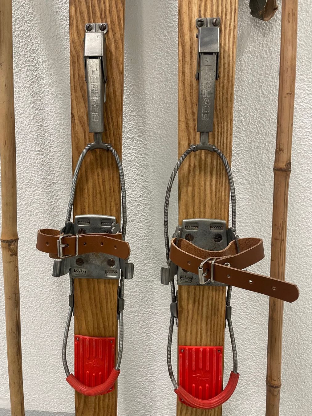 Ski (K 15), Holzski von ca. 1960 in top Zustand mit Stöcken (Gebraucht ...