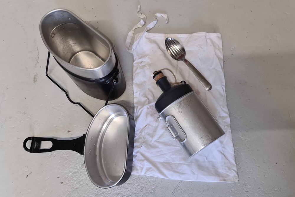 Gamelle und Feldflasche und Besteck Schweizer Armee (Gebraucht) in Oberrohrdorf für CHF 8 – mit ...