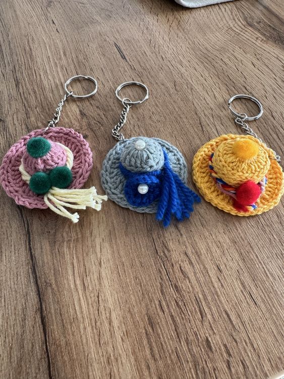 Gehäkelte Mini-Hut-Schlüsselanhänger – Sommerlicher Chic! (Neu (gemäss Beschreibung)) in ...