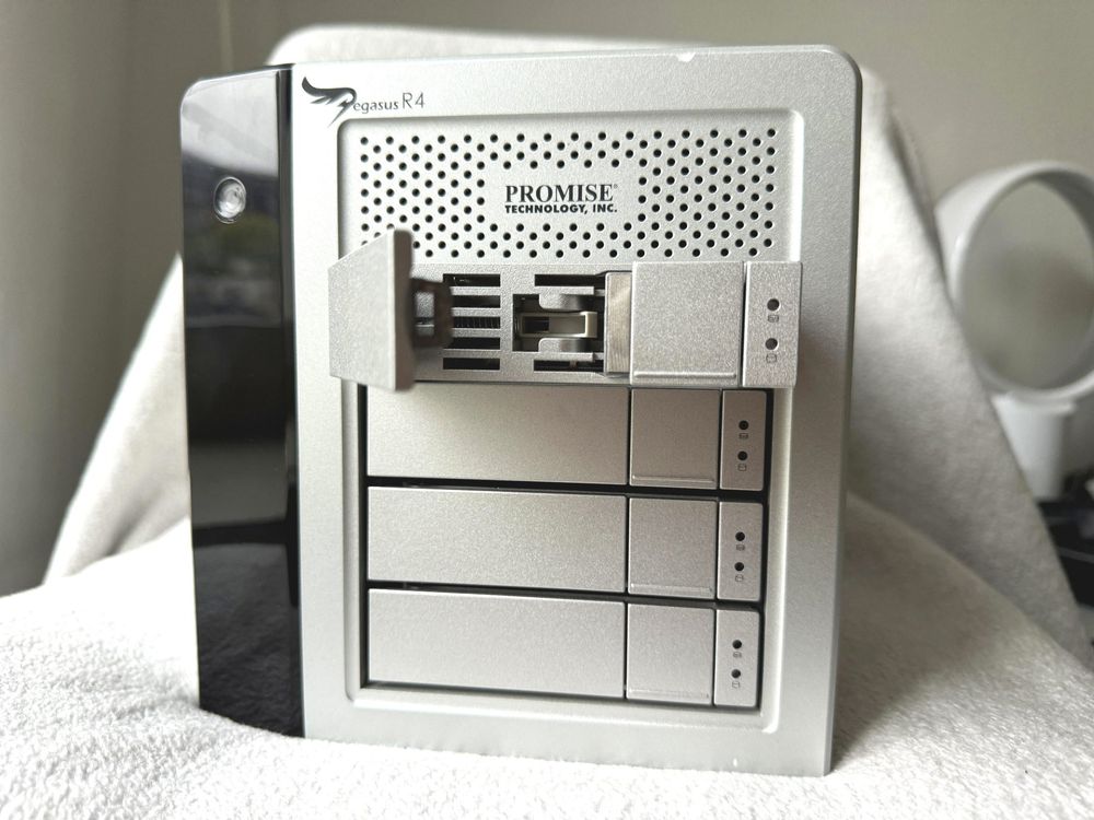 Promise Technology Pegasus R4 RAID HardDrive Thunderbolt no2 (Gebraucht ...