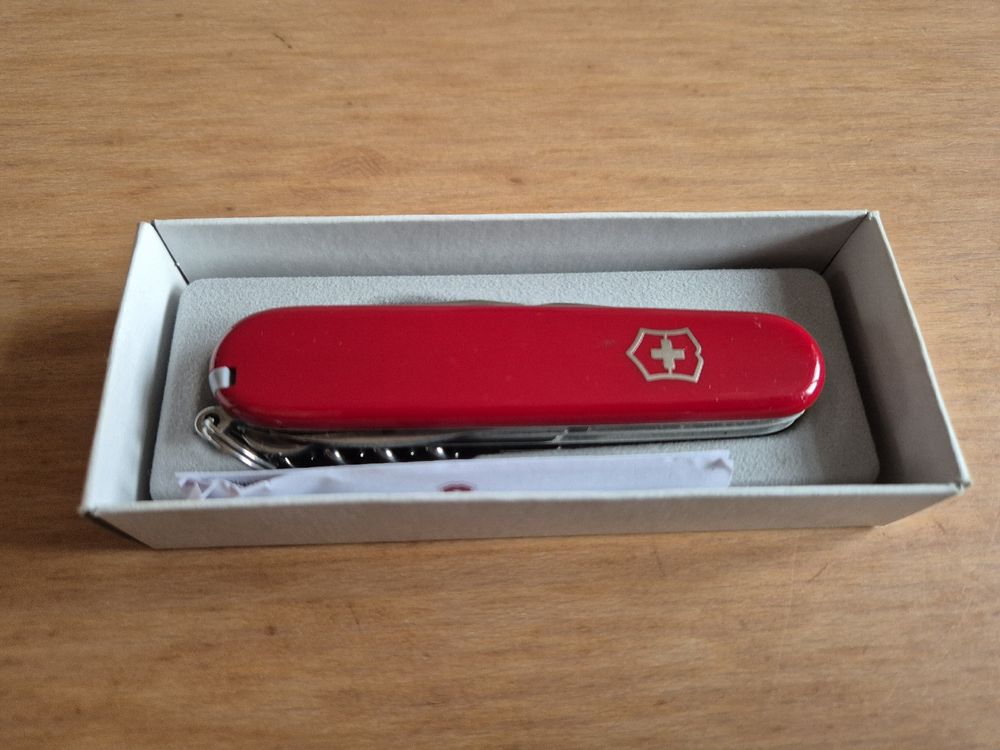 Schweizer Sackmesser Victorinox (Neu und originalverpackt) in Montlingen für CHF 16 – mit ...