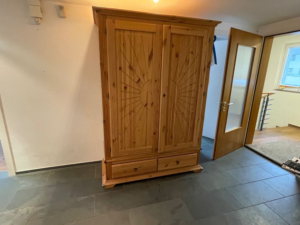 Elegantes Kiefer Schrank Gebraucht Fotos