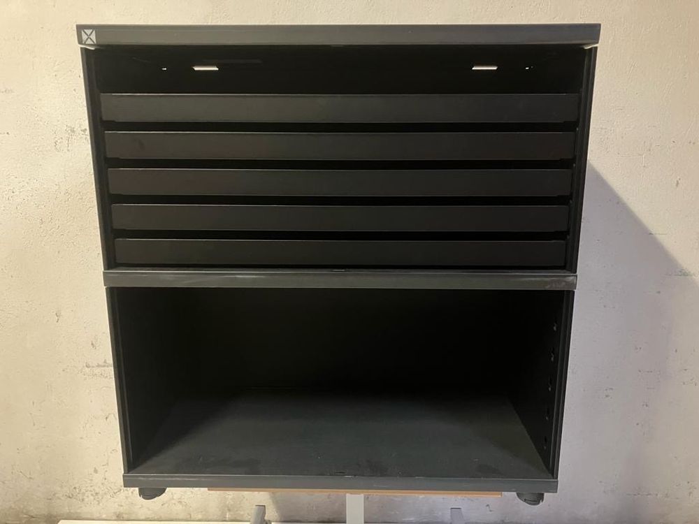 Regal Metall schwarz lackiert. Grösse LxHxT 80x84x37,5cm (Gebraucht) in Zuzwil SG für CHF 70 ...