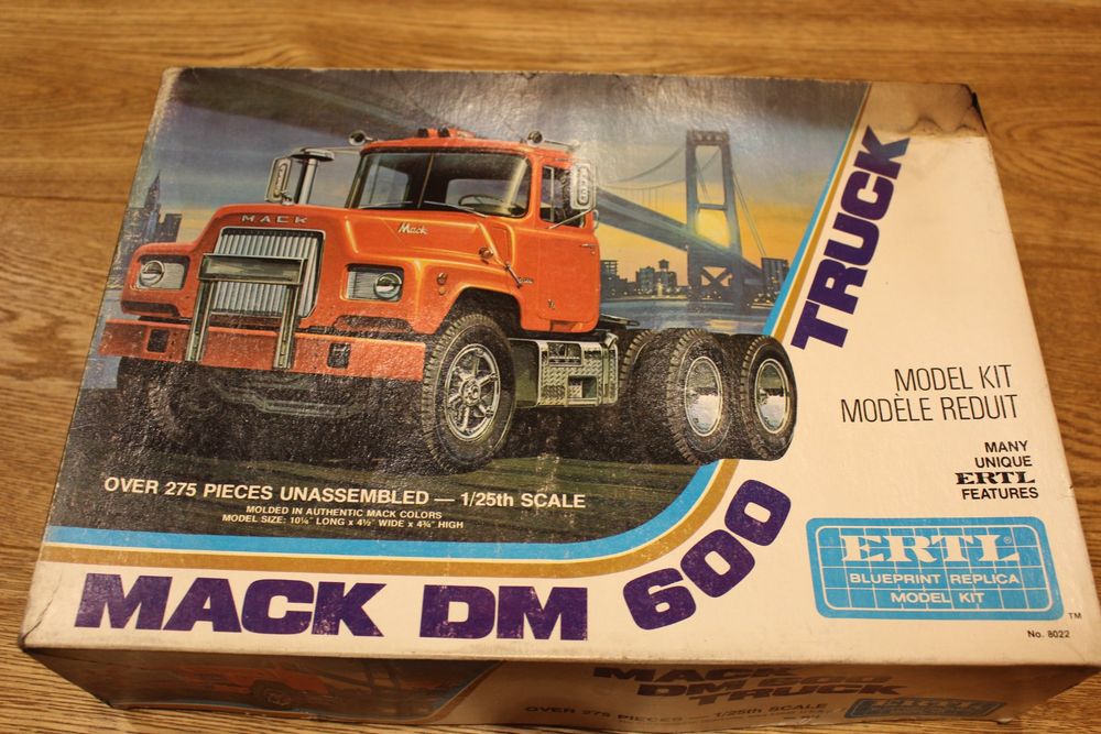 ERTL MACK DM600 Truck (LKW-Modell 1:25) (Neu (gemäss Beschreibung)) in ...