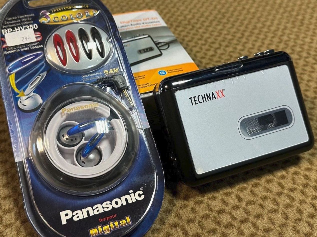 Kassetten-Spieler (Walkman), inkl. Panasonic Ohr-Hörer (Neu und ...