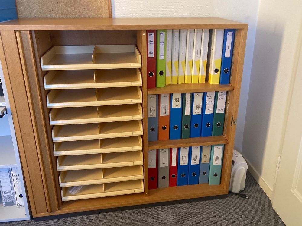 Rolladenschrank mit Platz für Ordner & 18 A4-Ablagefächern | Kaufen auf ...