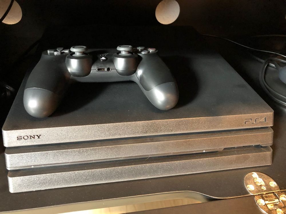 Playstation 4 Pro, 2 Controller, Ladestation | Kaufen auf Ricardo