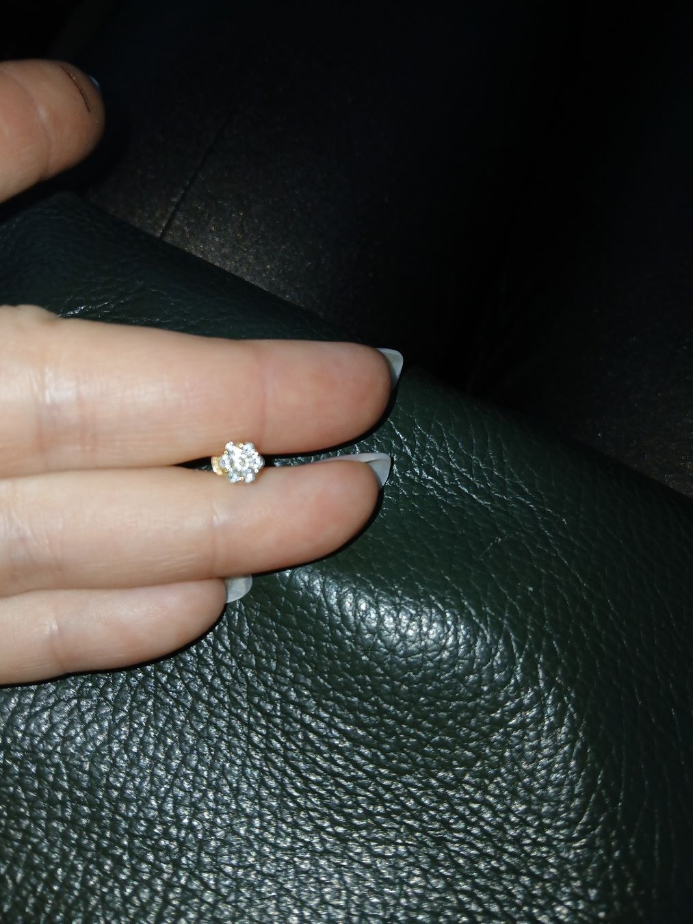 1 Stk, 0.7 CtDiamantohrstecker in Form einer kleinen Blume. (Gebraucht ...