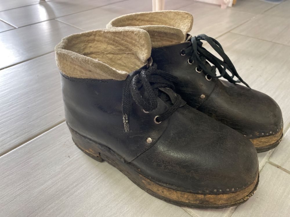 Antike Schuhe aus Lader mit Holzsohle (Gebraucht) in Lotzwil für CHF 39 ...