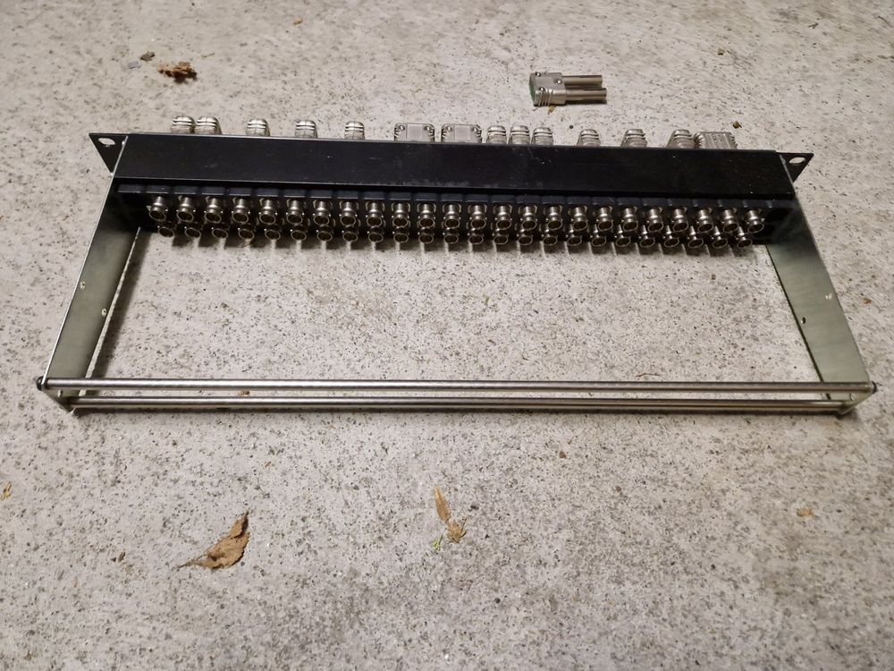 MUSA zum Routen von SDI Signalen + 16 Brückenstecker | Kaufen auf Ricardo
