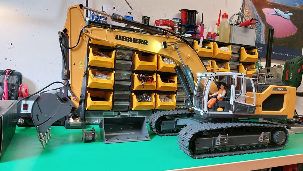 Massiver 1:14 RC Hydraulik Bagger XD 945 mit Licht/Sound NEU (Neu und ...