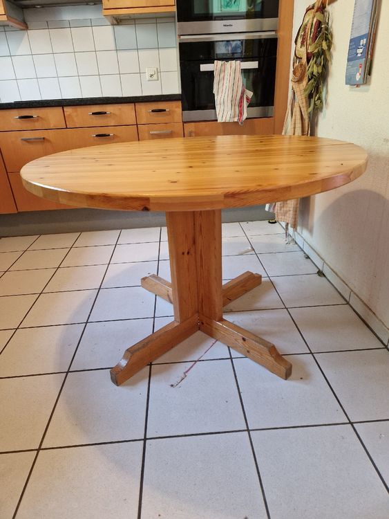 Runder massiver Holztisch, ausziehbar (Gebraucht) in Eglisau für CHF 5 – nur Abholung auf ...