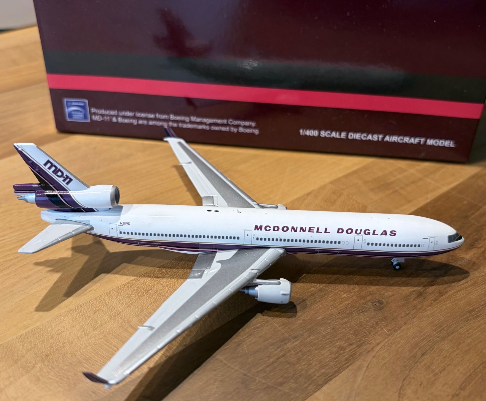 Douglas MD-11 Corporate Colours 1/400 Metallmodell - JCWings (Neu ...