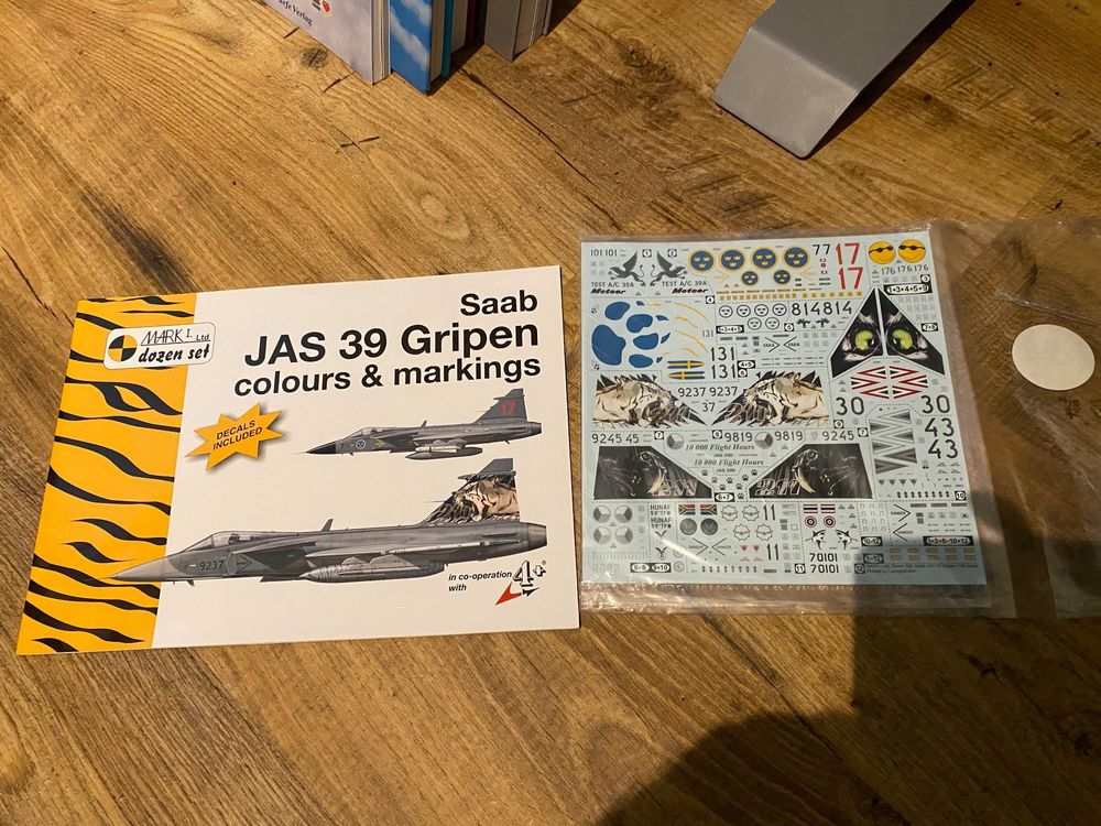 BUCH ENG SAAB JAS 39 GRIPEN COLOUR & MARKINGS (Gebraucht) in MÜHLEDORF ...