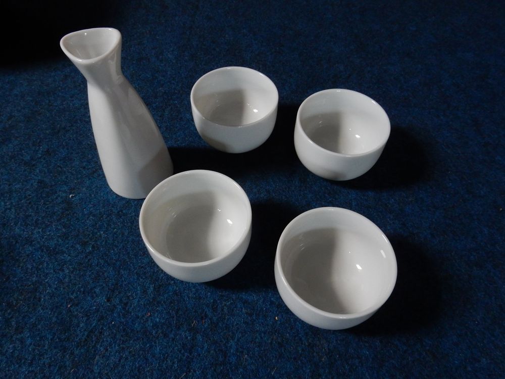Sake Flasche und 4 Schalen Weissporzellan Japan (Gebraucht) in Jona für CHF 9.9 – mit Lieferung ...