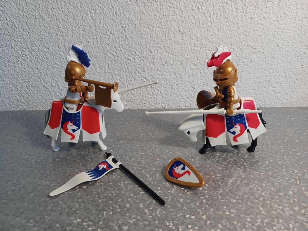 2 Playmobil Ritter auf Pferd. Gold/weiss Pferde Motiv (Gebraucht) in Hagendorn für CHF 24 – mit ...