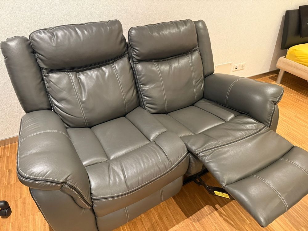 Graue Ledercouch mit Relaxfunktion (Gebraucht) in Ettingen für CHF 69 ...