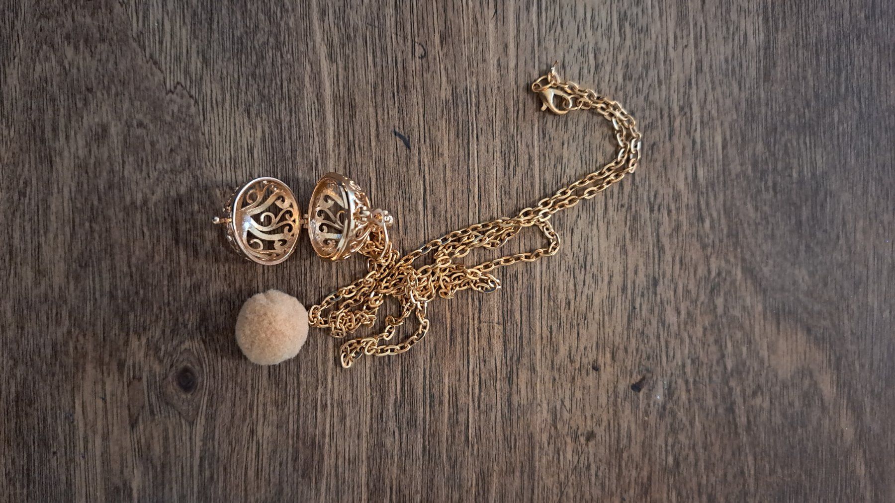 pendentif doré avec boule en mousse pour parfum (Neuf (Voir description ...