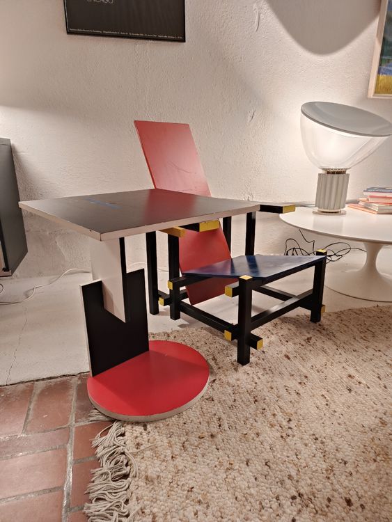 Rietveld Stil Stuhl & Tisch Set red and blue chair (Gebraucht) in für CHF 299 – nur Abholung auf ...