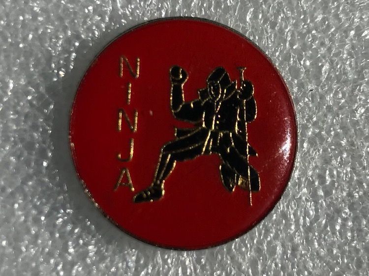 Comic Ninja Pin | Kaufen auf Ricardo