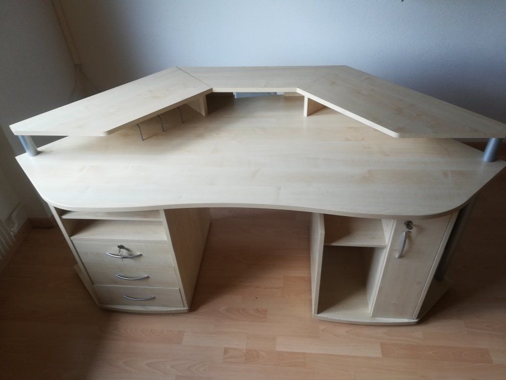 Eckschreibtisch/PC Pult (Gebraucht) in Lützelflüh-Goldb für CHF 1 – nur ...